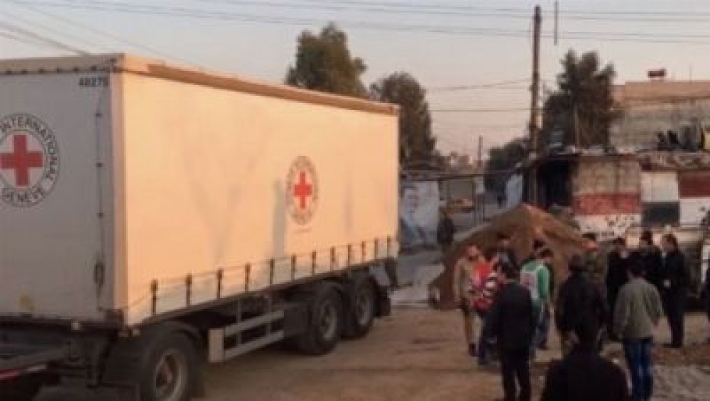 Syria: ICRC & Syrian Arab Red Crescent in Moaddamiyeh with aid